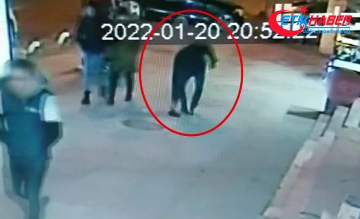 Yere düşürülen para dolu poşeti ayağıyla iterek el çabukluğuyla çaldı ... Yere düşürülen para dolu poşeti ayağıyla iterek el çabukluğuyla çaldı ...